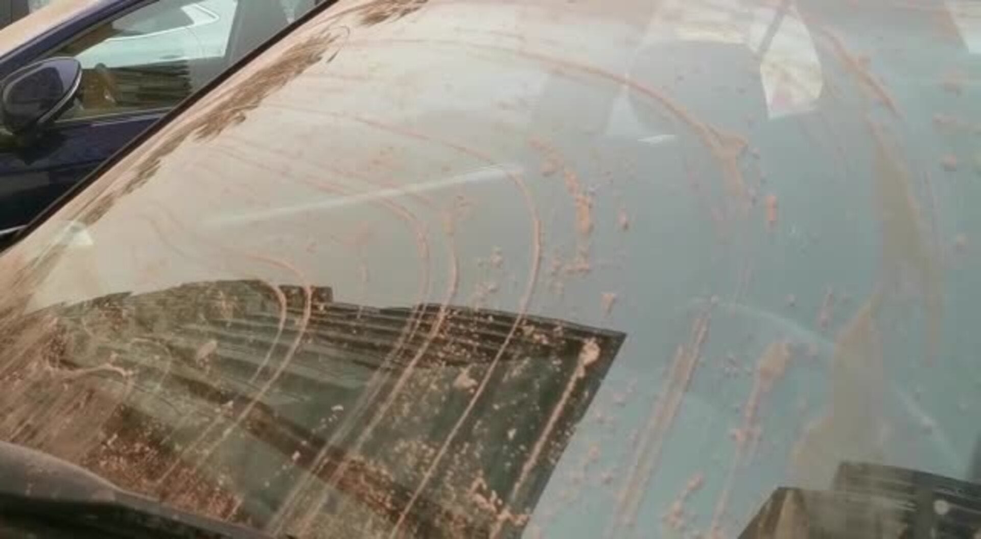 Grandes cantidades de arena rojiza se acumulan sobre las aceras y los ...