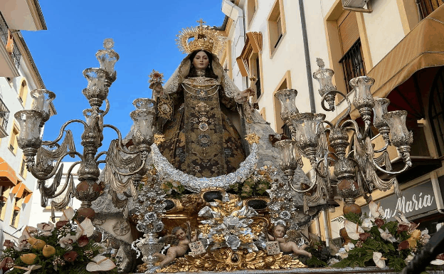 Cofrades de toda Andalucía llenan las calles de Antequera para admirar ...