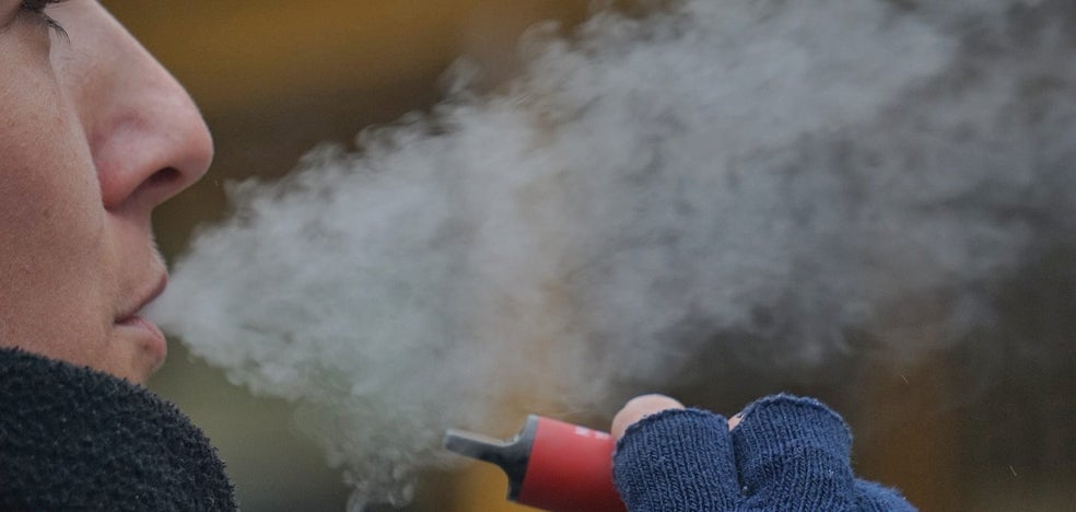 La moda de los váper se extiende entre los jóvenes malagueños y genera ...