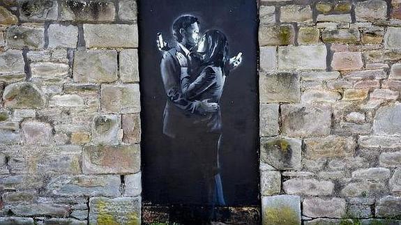 Pagan medio millón de euros por el mural de Banksy 'Los amantes del ...