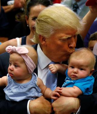 Trump echa de un mitin a un bebé que lloraba y a su madre | Diario Sur